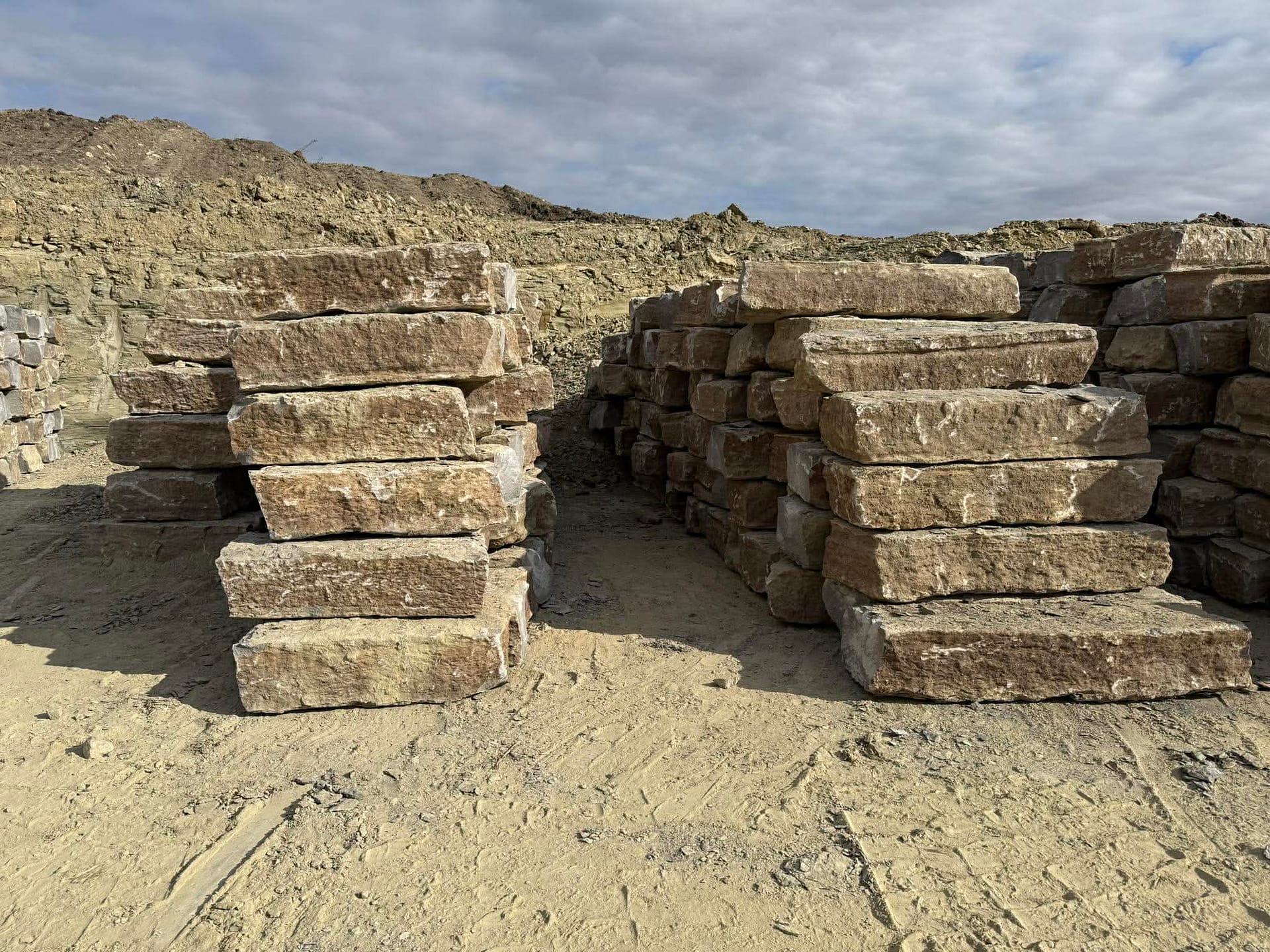 Great Plains Limestone - Tan - Wallstone | Stone Curators